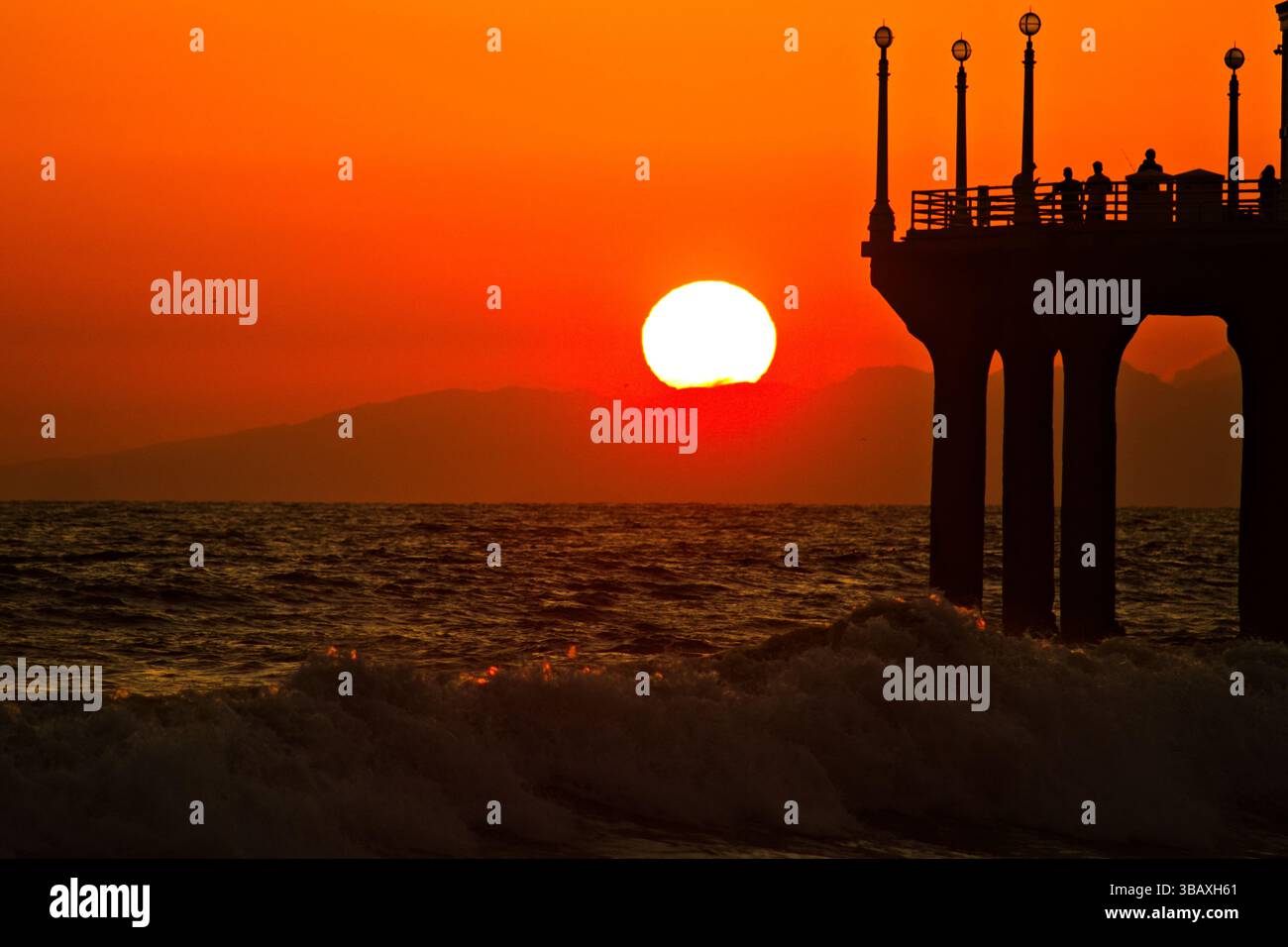 Sun setting behind Manhattan Beach Pier Stock Photo - Alamy