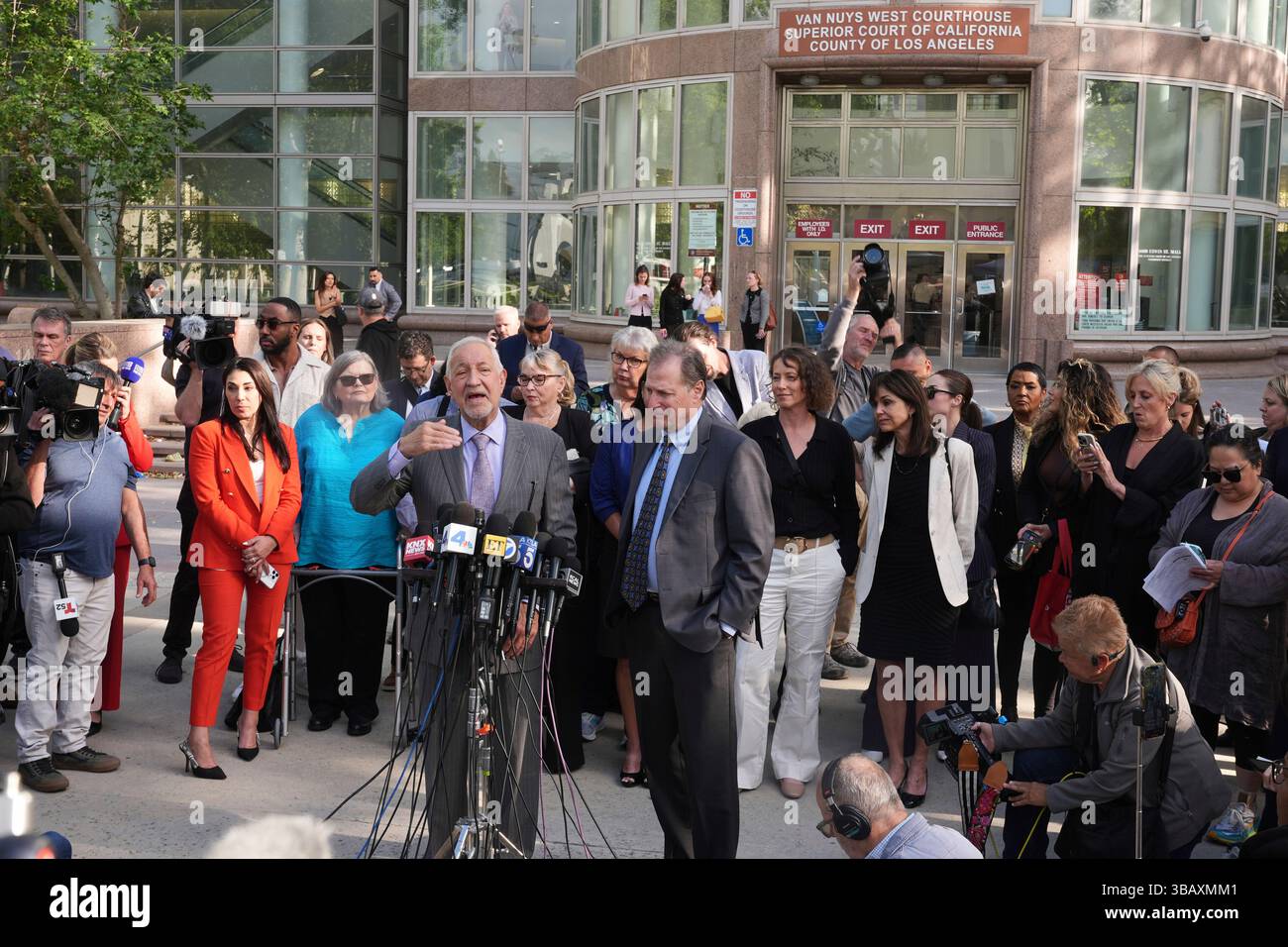 Attorney Mark Geragos, center, representing Erik and Lyle Menendez ...