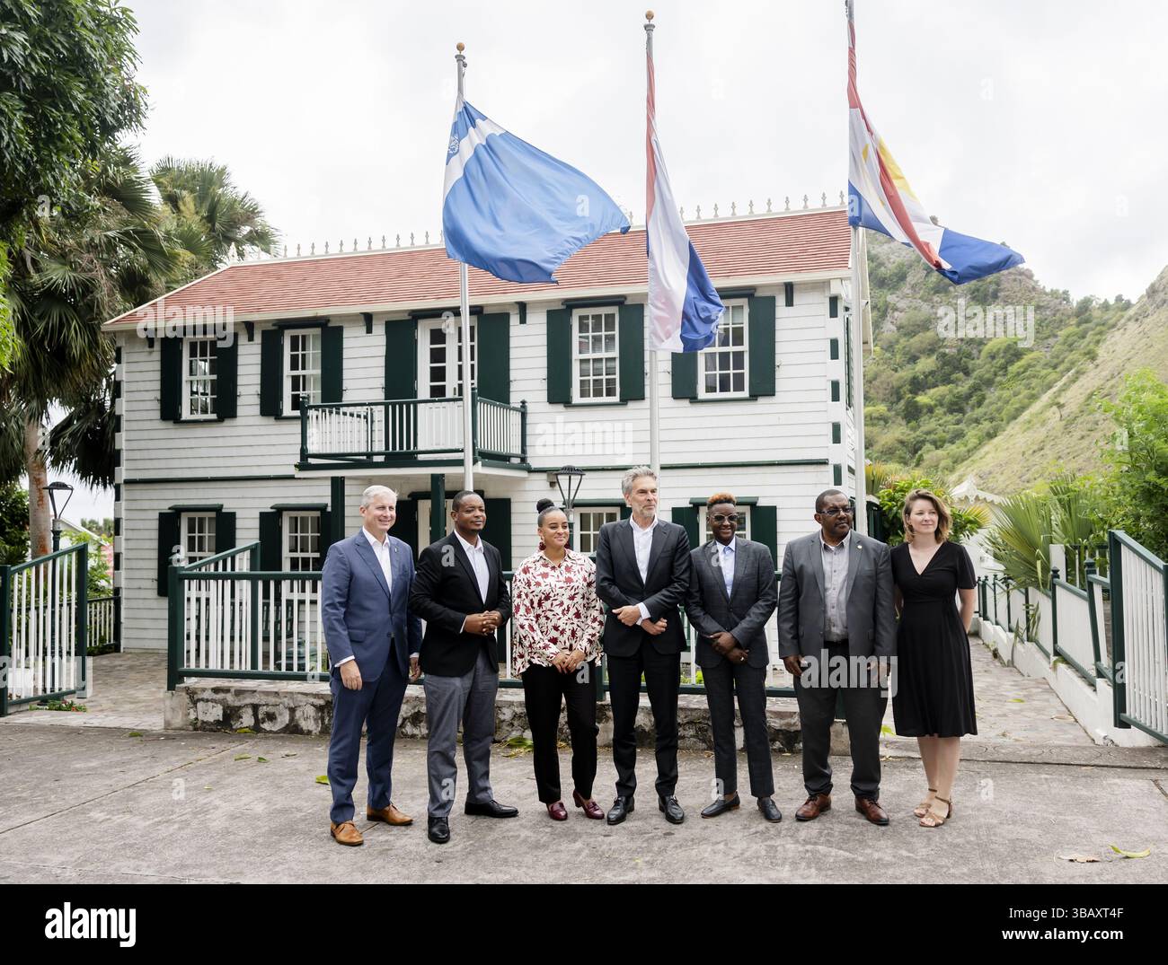 SABA - Prime Minister Dick Schoof poses for a photo with the island ...
