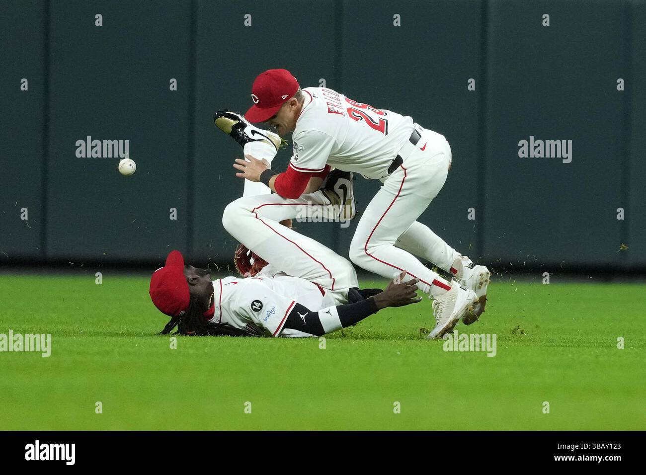 Cincinnati Reds' TJ Friedl, left, and Cincinnati Reds' Elly De La Cruz ...