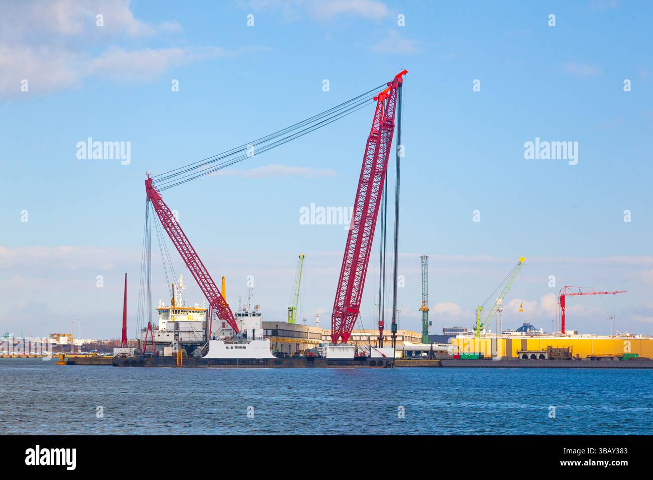 Floating platform pier hi-res stock photography and images - Alamy