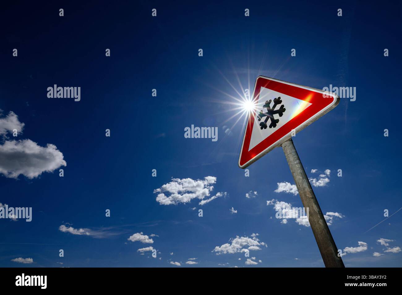 Wunderbar Verkehrszeichen Mit Schneeflocke Bild