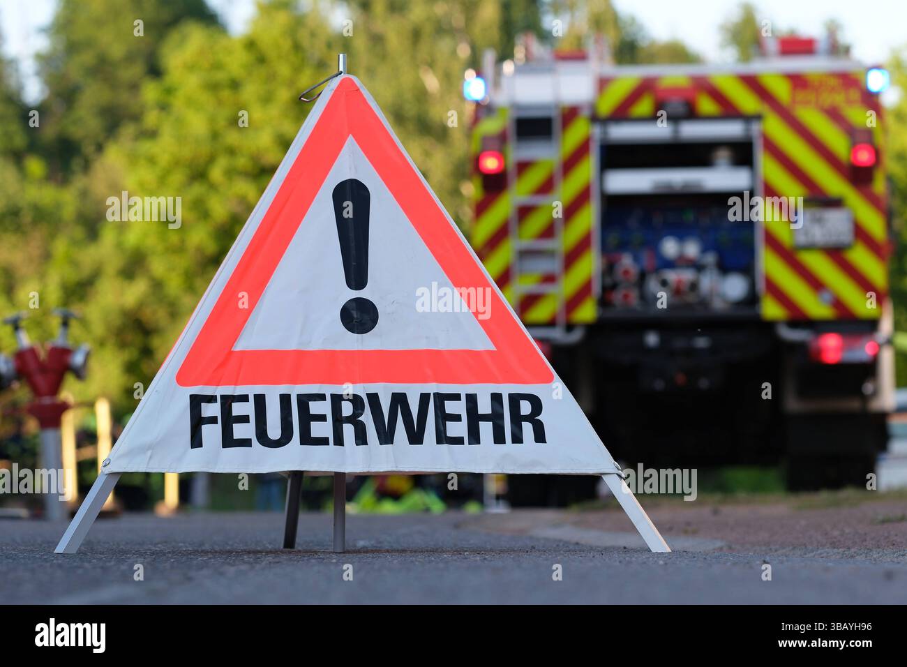 Feuerwehr Warnschild an einer Einsatzstelle. *** Fire department ...