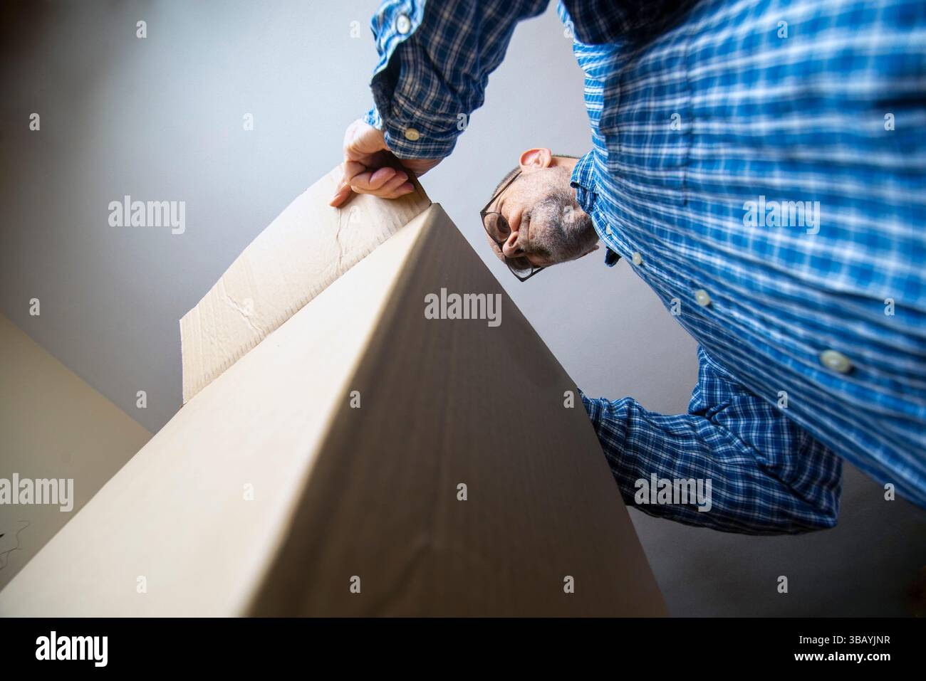 Man opens large cardboard box hi-res stock photography and images - Alamy