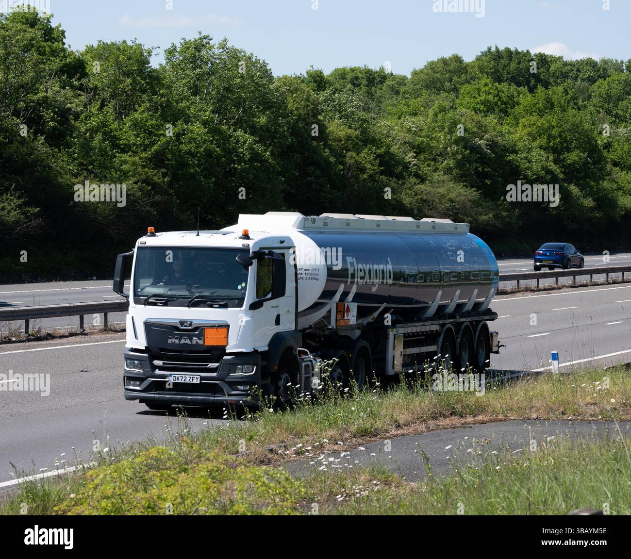 Flexigrid tanker lorry on the M40 motorway, Warwickshire, UK Stock ...
