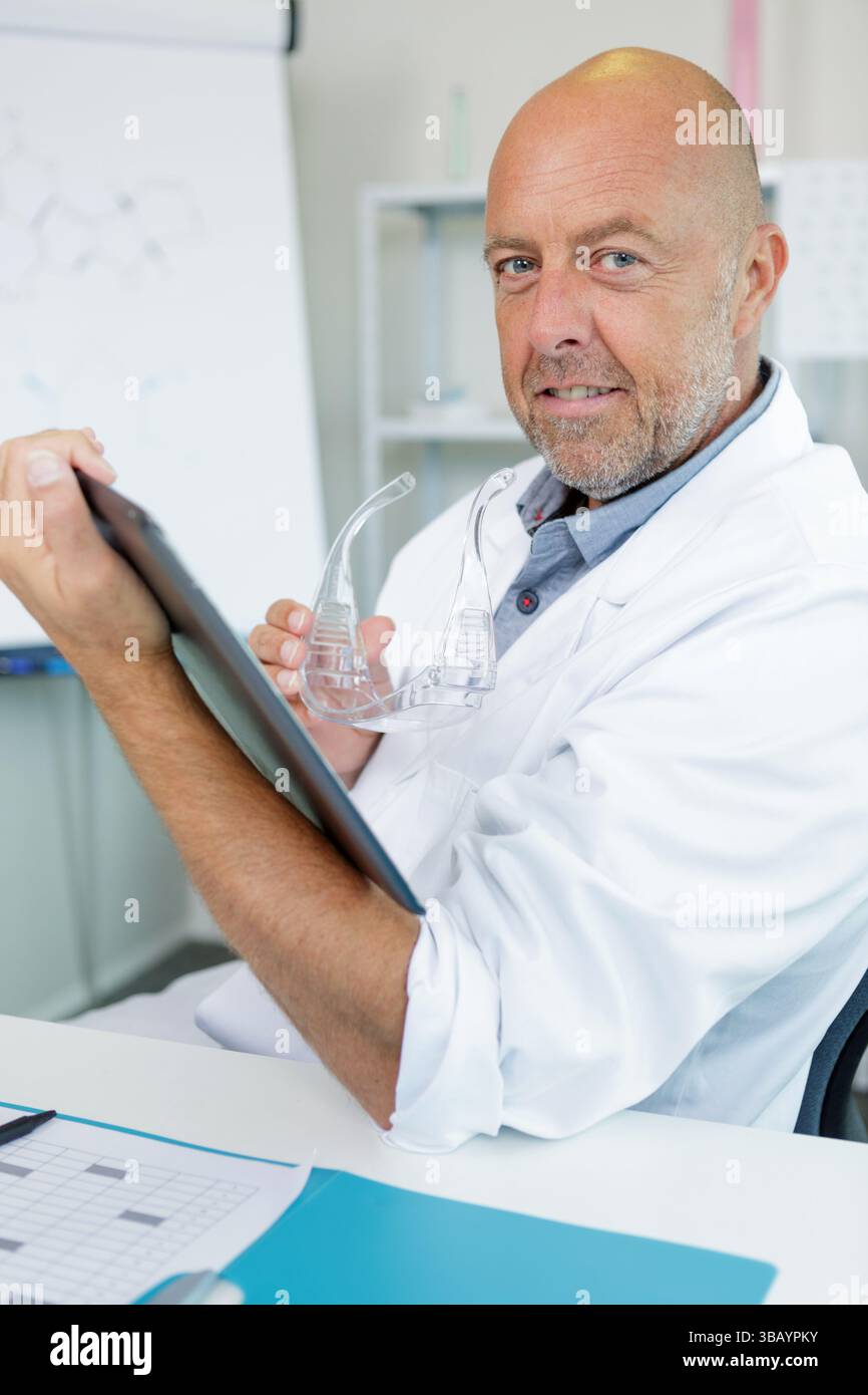 Scientists in office laboratory hi-res stock photography and images - Alamy