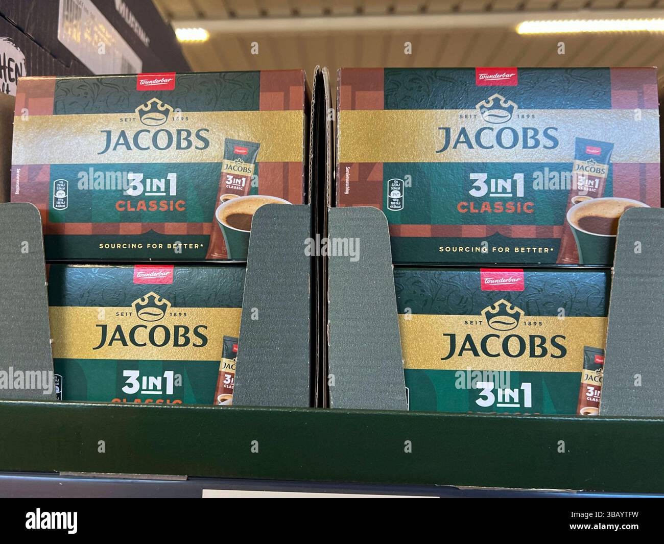 Regal mit JACOBS 3in1 Kaffee Sticks Classic Loeslicher Bohnenkaffee ...