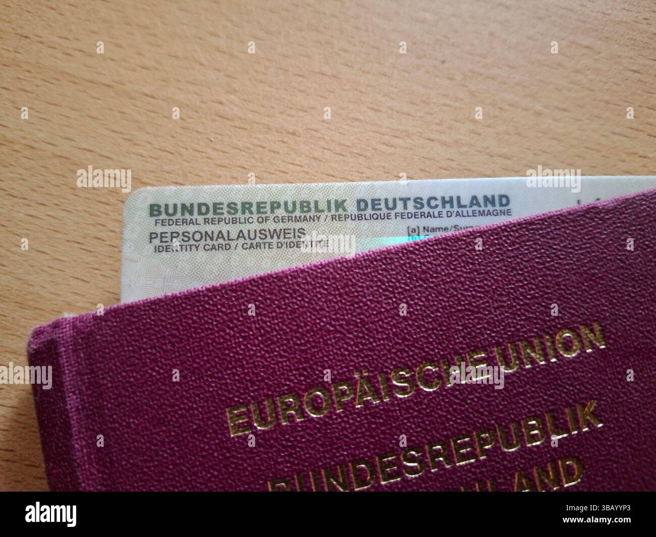 Stockbilder 04/2025 Deutscher Reisepass mit Personalausweis Hamburg ...