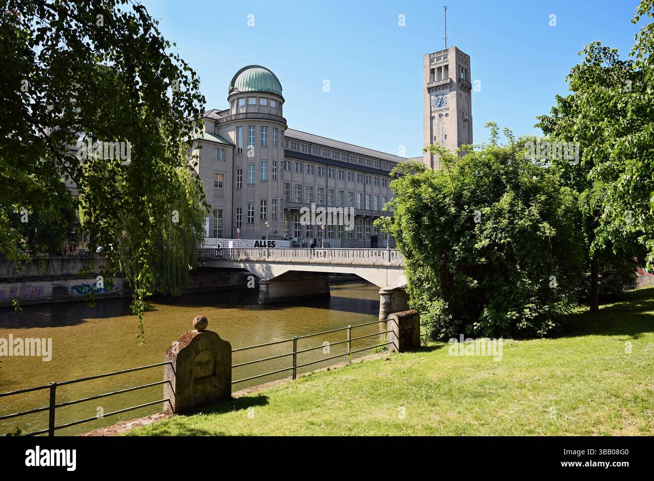 Aussenansicht das Deutsche Museum auf der Museumsinsel an der Isar ...