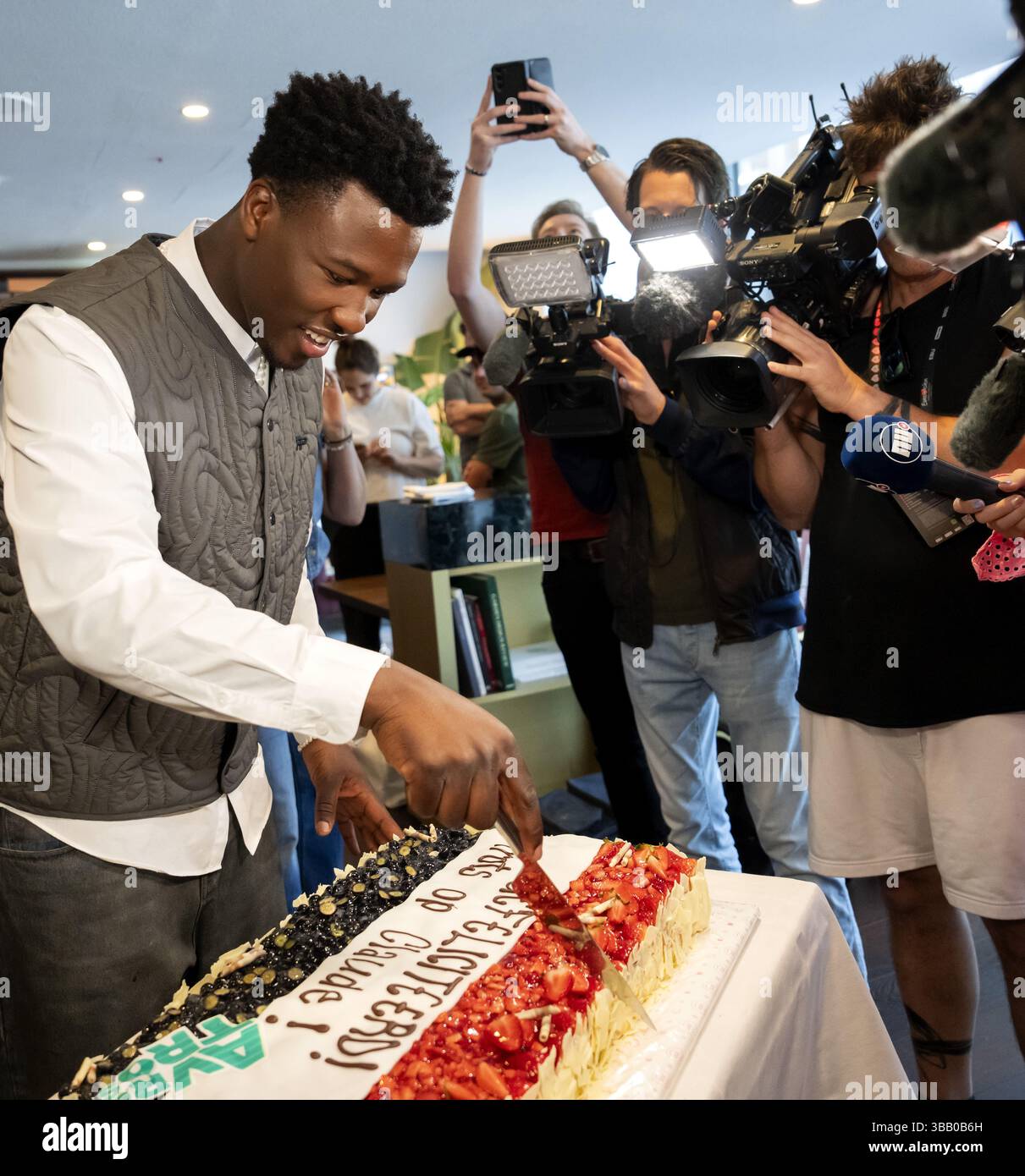 BASEL - Claude cuts a cake during a broadcast of radio show Aan de Slag! The singer made it to ...
