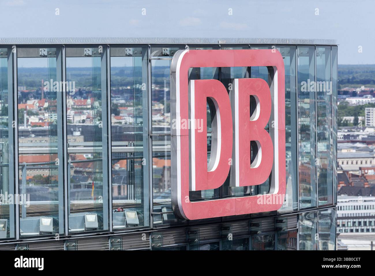 Das Logo der Deutschen Bahn / DB am 09.05.2025 am Hauptsitz in Berlin ...