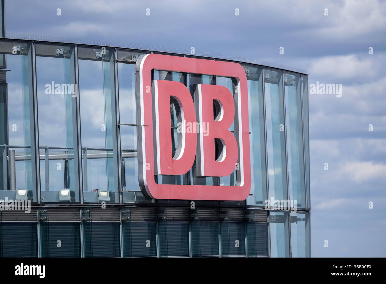 Das Logo der Deutschen Bahn / DB am 09.05.2025 am Hauptsitz in Berlin ...