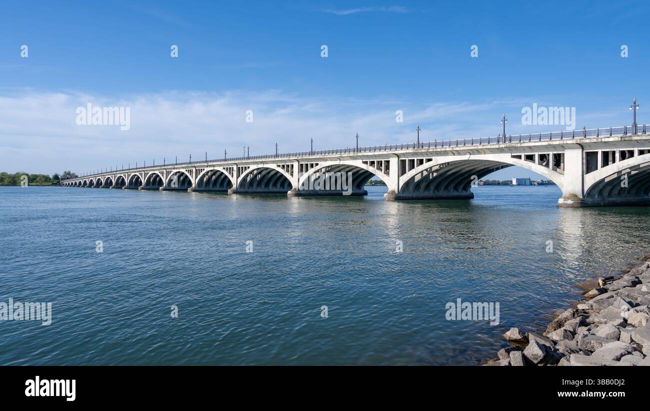 Douglas MacArthur Bridge to Belle Isle, from Gabriel Richard Park, on ...