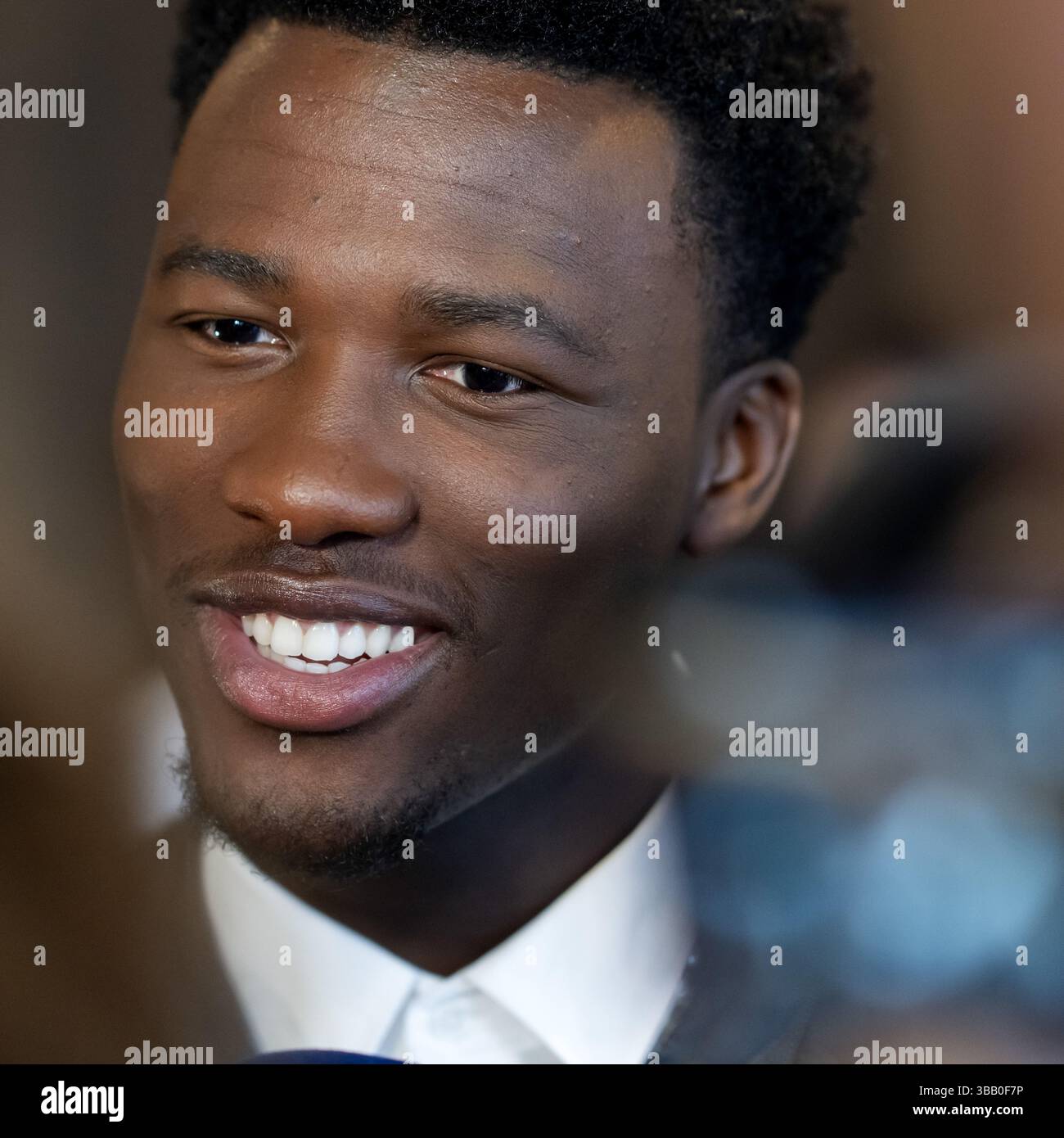 BASEL - Claude in conversation with the press. The singer made it to ...