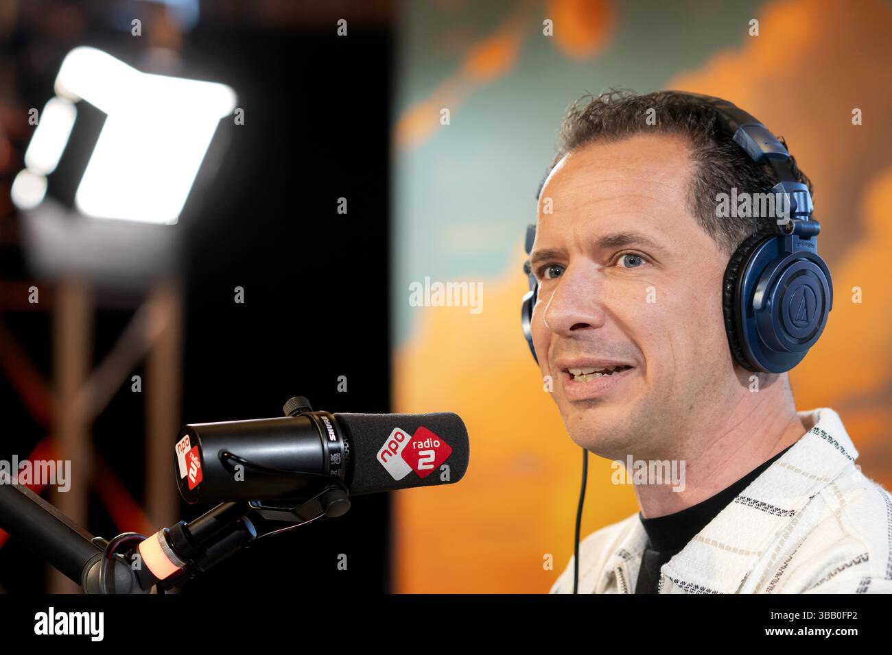 BASEL - Radio DJ Bart Arnes during a special song festival broadcast of radio program Aan de ...