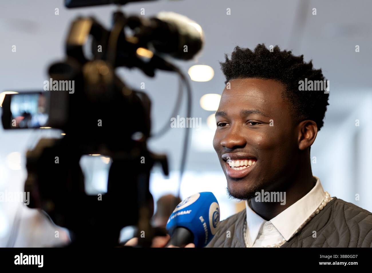 BASEL - Claude in conversation with the press. The singer made it to ...