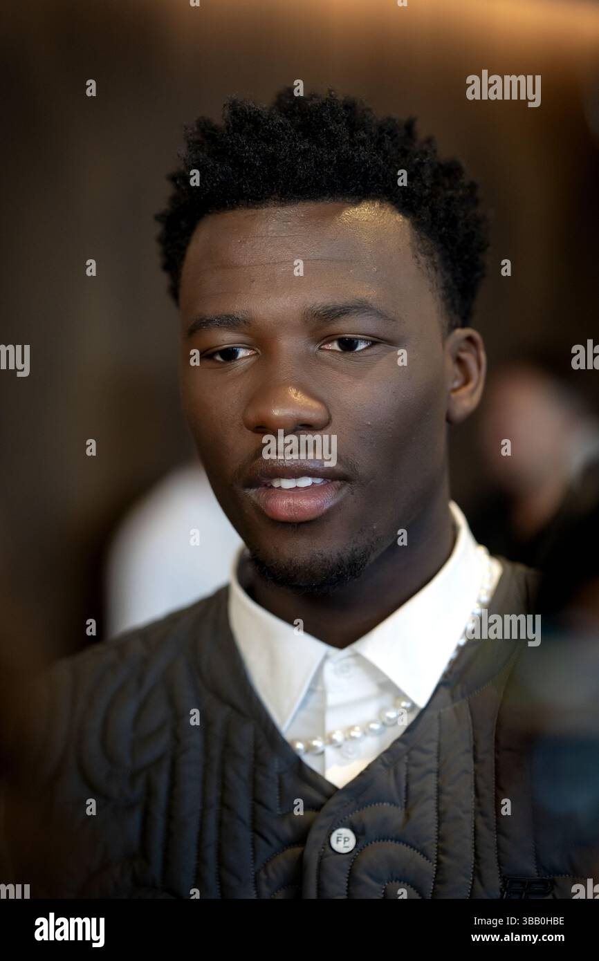 BASEL - Claude in conversation with the press. The singer made it to ...