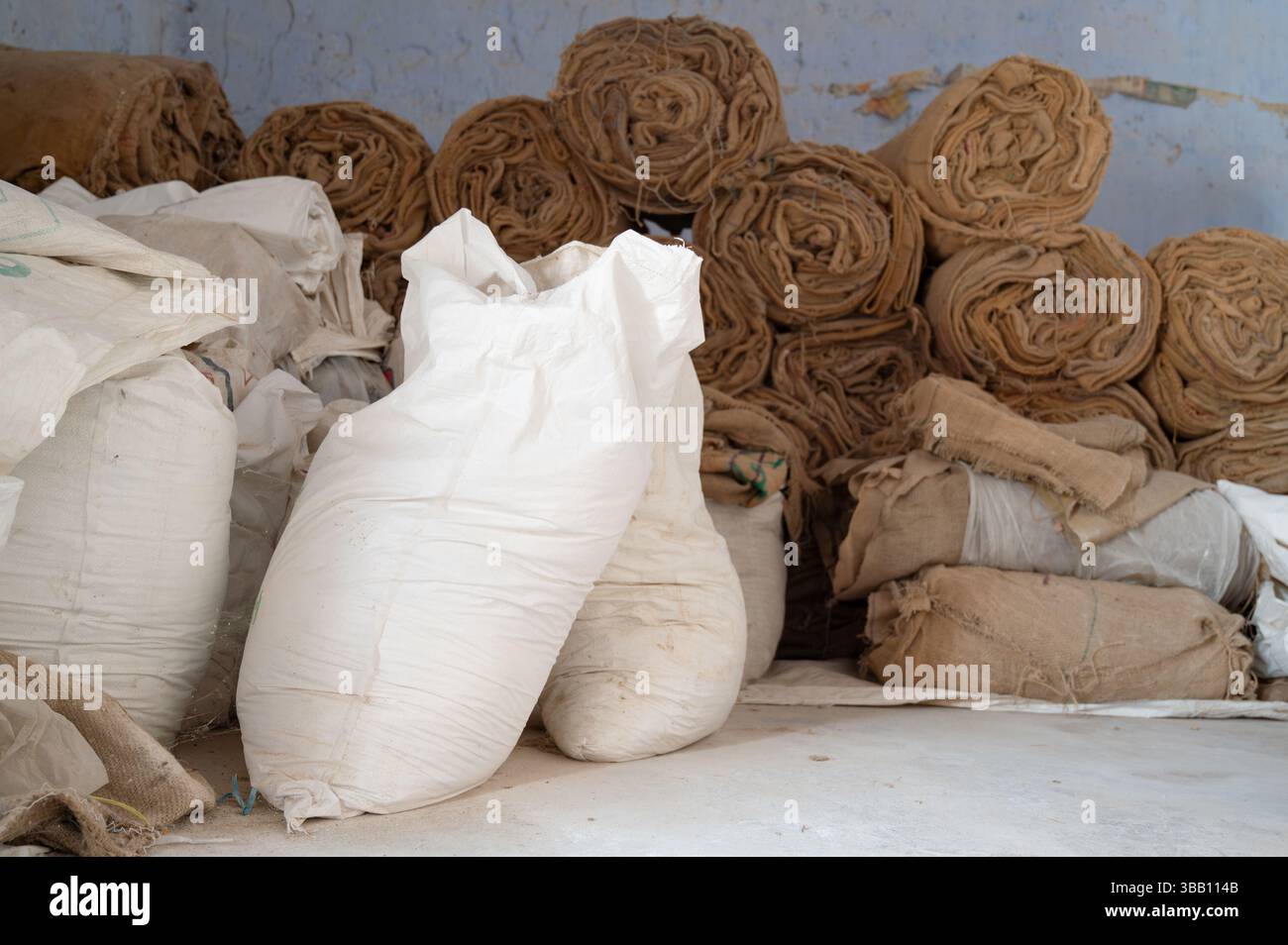 Spice factory in India, jute sacks, spicy food ingredient for sale ...