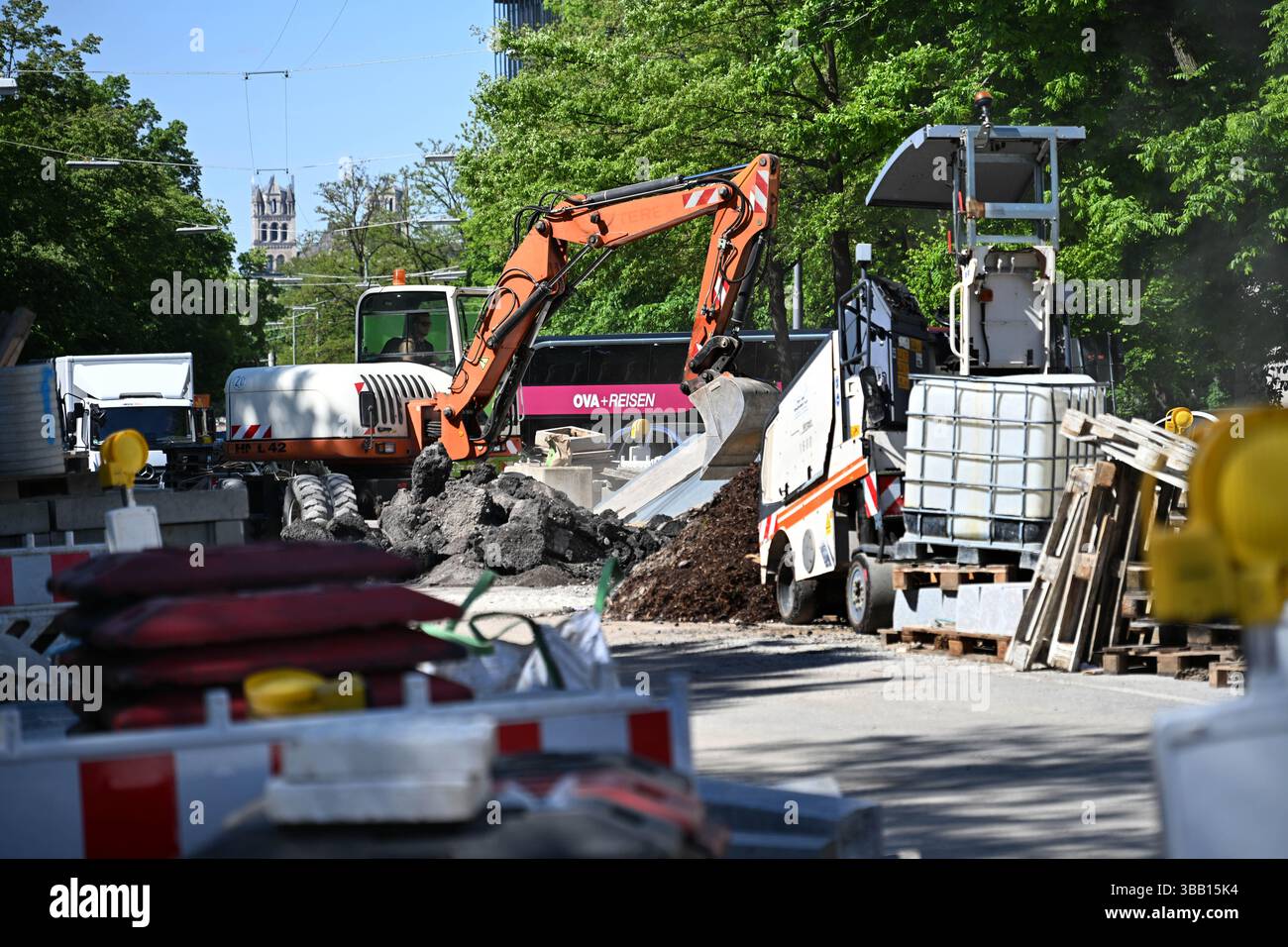 Munich, Deutschland. 13th May, 2025. Major construction site in Munich ...