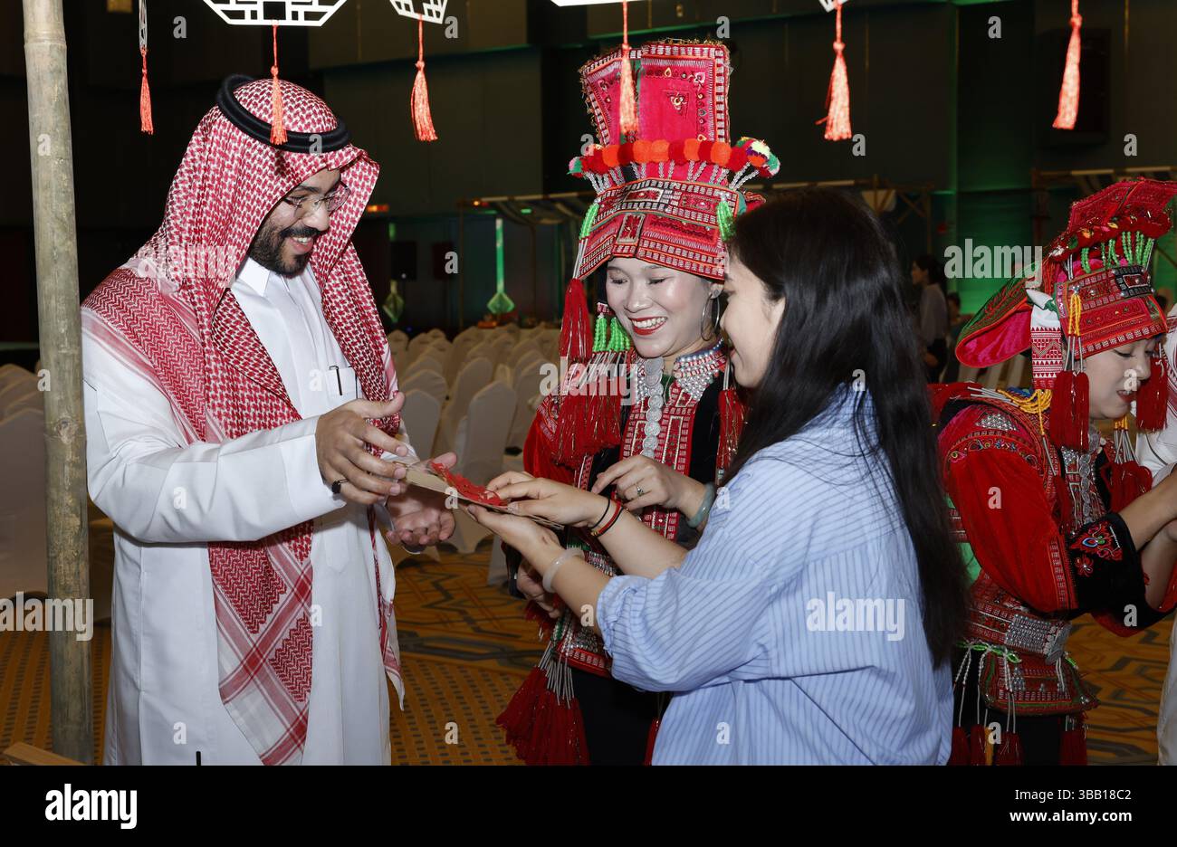 (250514) -- RIYADH, May 14, 2025 (Xinhua) -- An audience participates ...