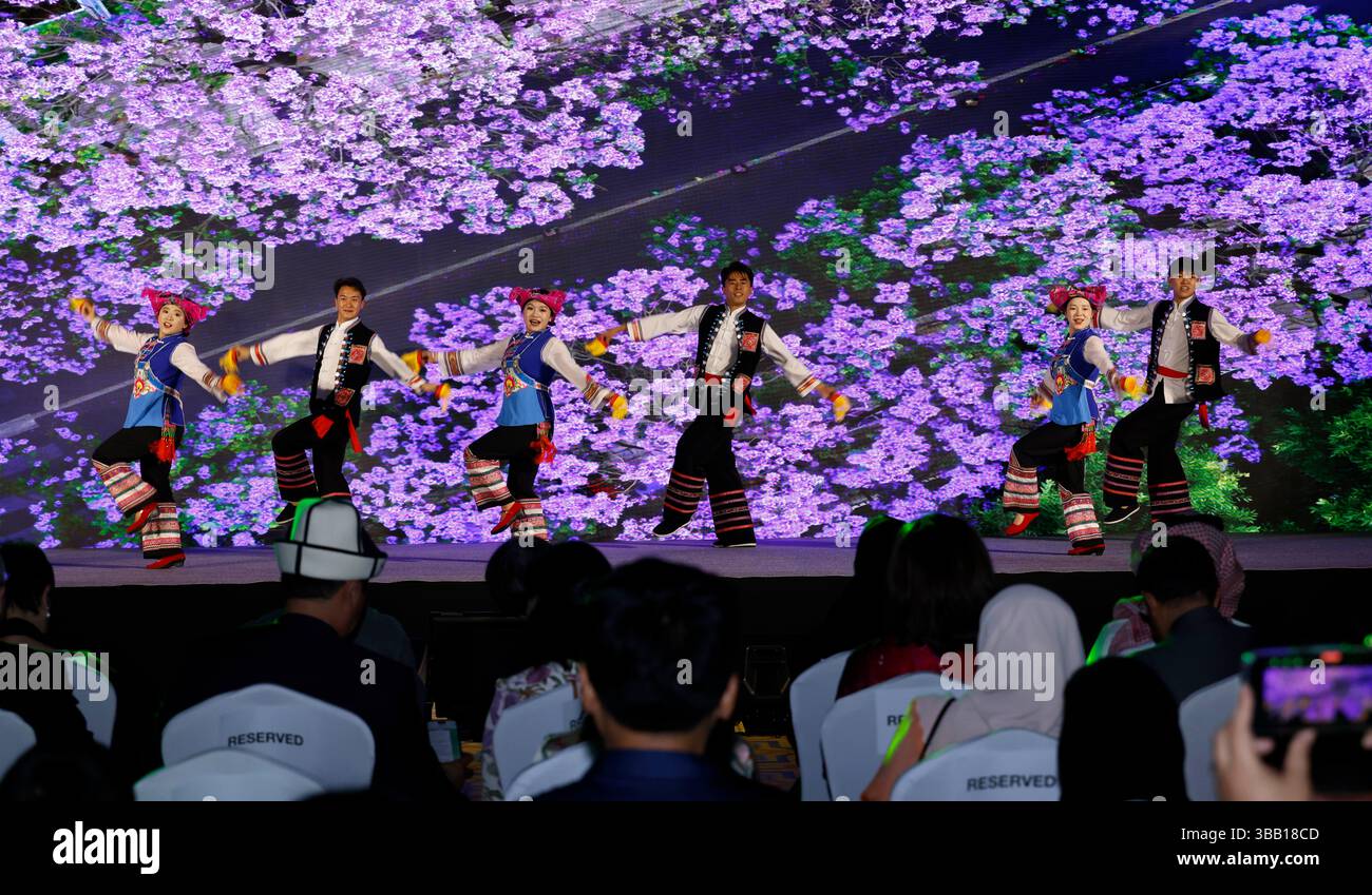 (250514) -- RIYADH, May 14, 2025 (Xinhua) -- Actors perform at the ...