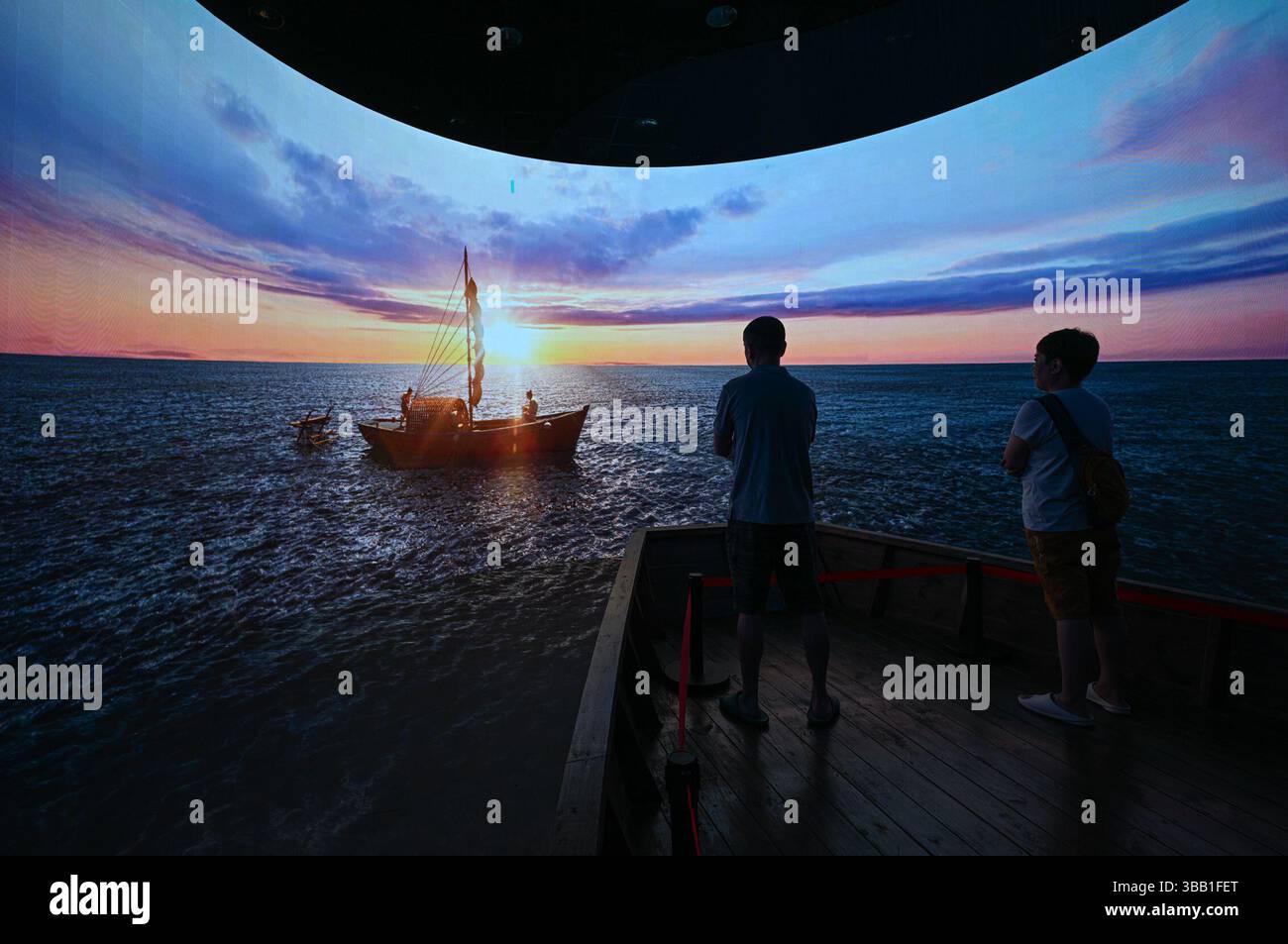 (250514) -- LINGSHUI, May 14, 2025 (Xinhua) -- Visitors watch an ...