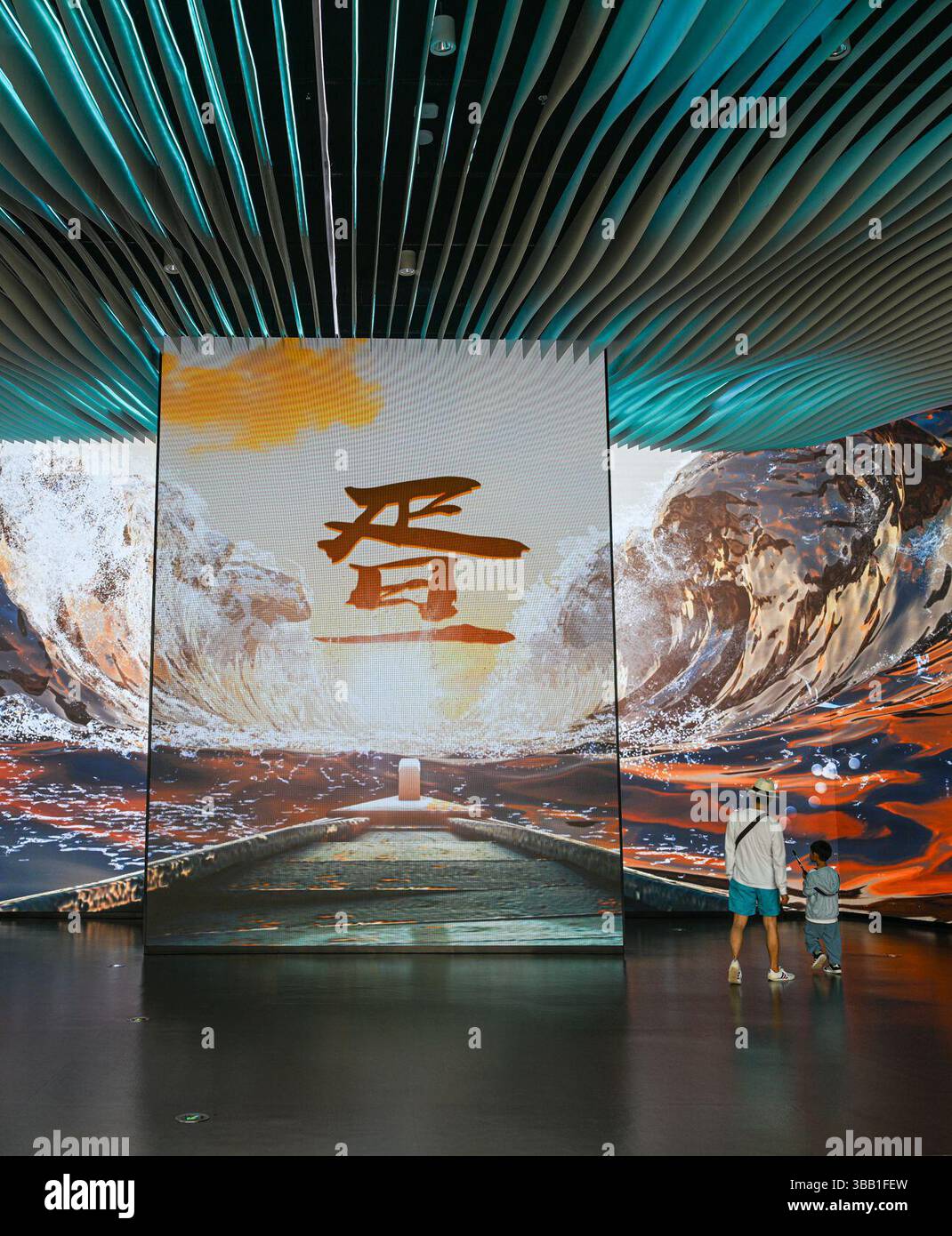 (250514) -- LINGSHUI, May 14, 2025 (Xinhua) -- People visit the Hainan ...