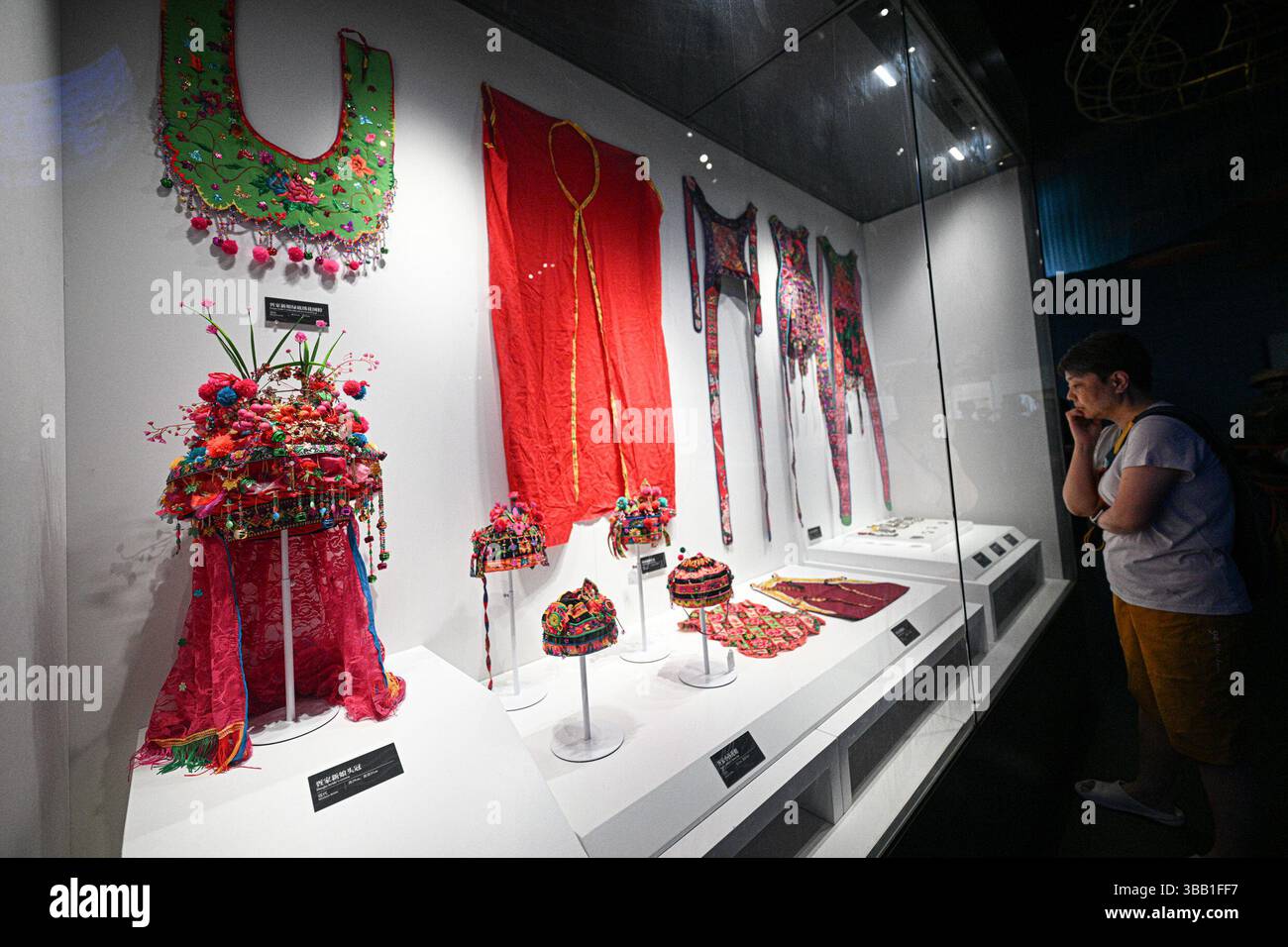 (250514) -- LINGSHUI, May 14, 2025 (Xinhua) -- A visitor looks at ...
