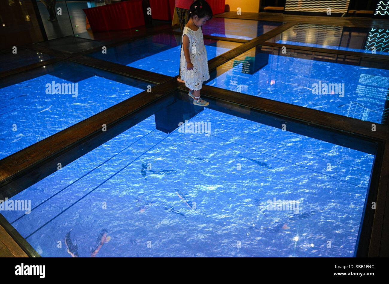 (250514) -- LINGSHUI, May 14, 2025 (Xinhua) -- A child watches an ...