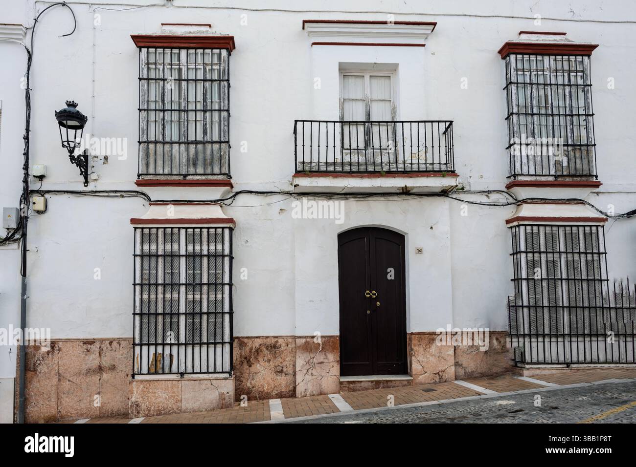 Photo of a white building section on a side street in Cadiz, Spain ...