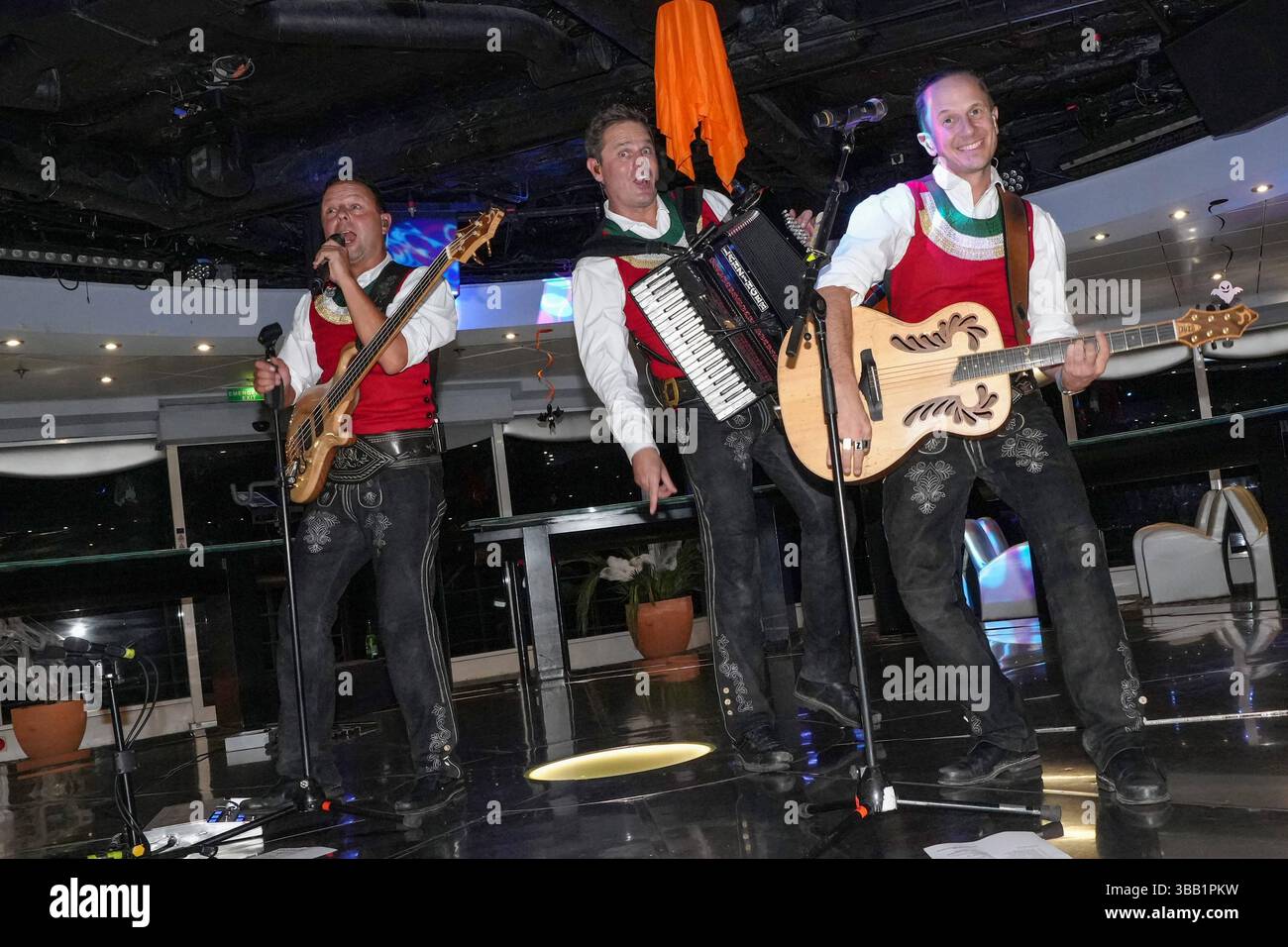 Die jungen Zillertaler JUZI gingen fuer eine Woche mit rund 80 Fans auf ...