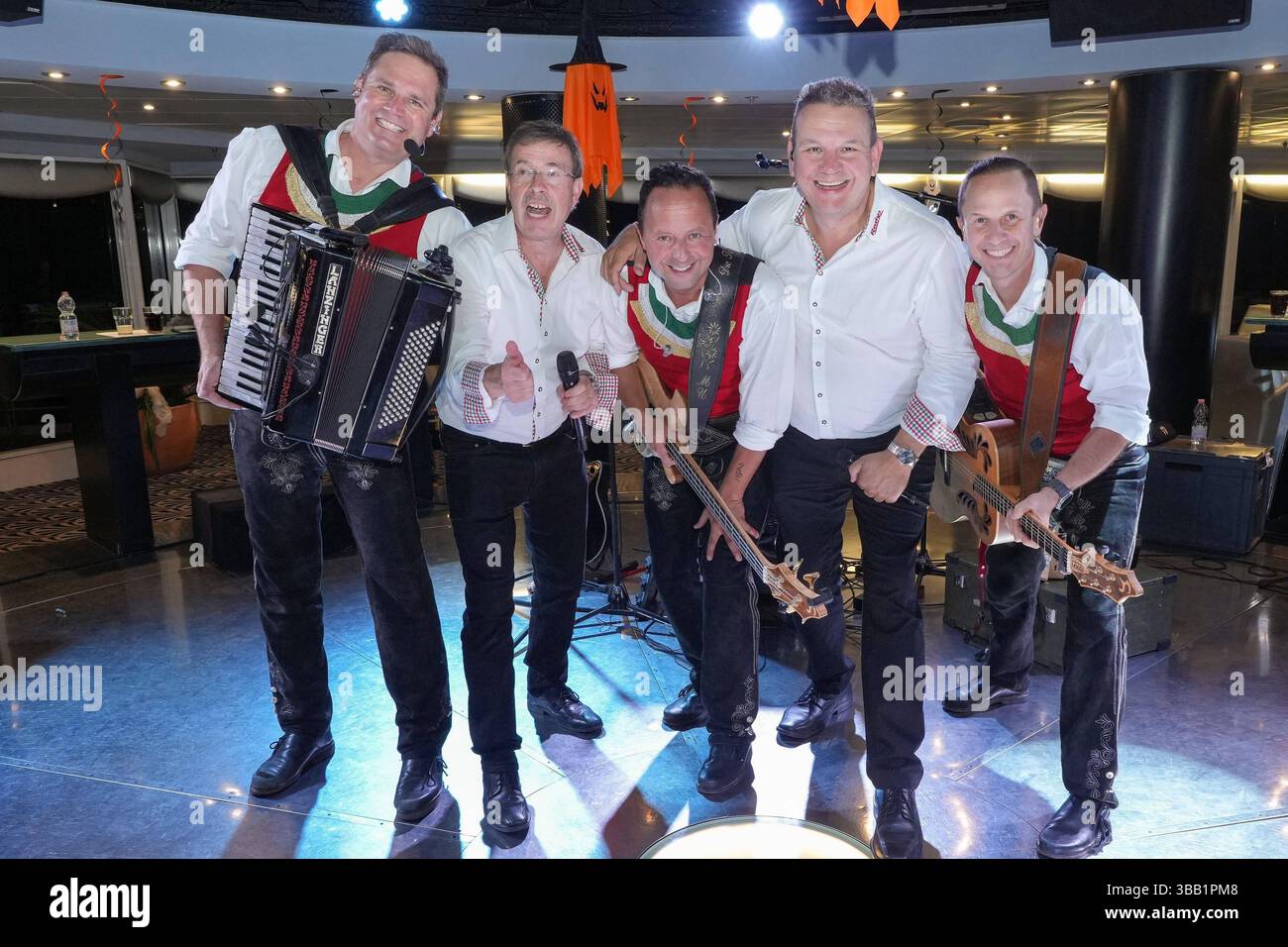 Die jungen Zillertaler JUZI gingen fuer eine Woche mit rund 80 Fans auf ...