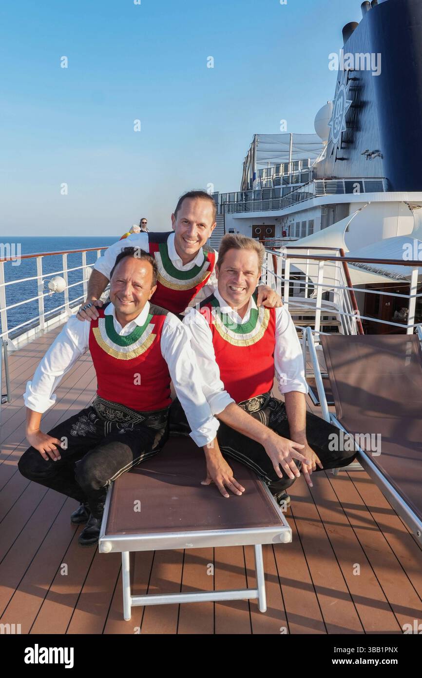 Die jungen Zillertaler JUZI gingen fuer eine Woche mit rund 80 Fans auf ...