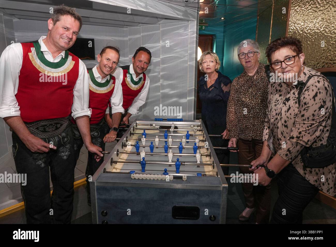 Die jungen Zillertaler JUZI gingen fuer eine Woche mit rund 80 Fans auf ...