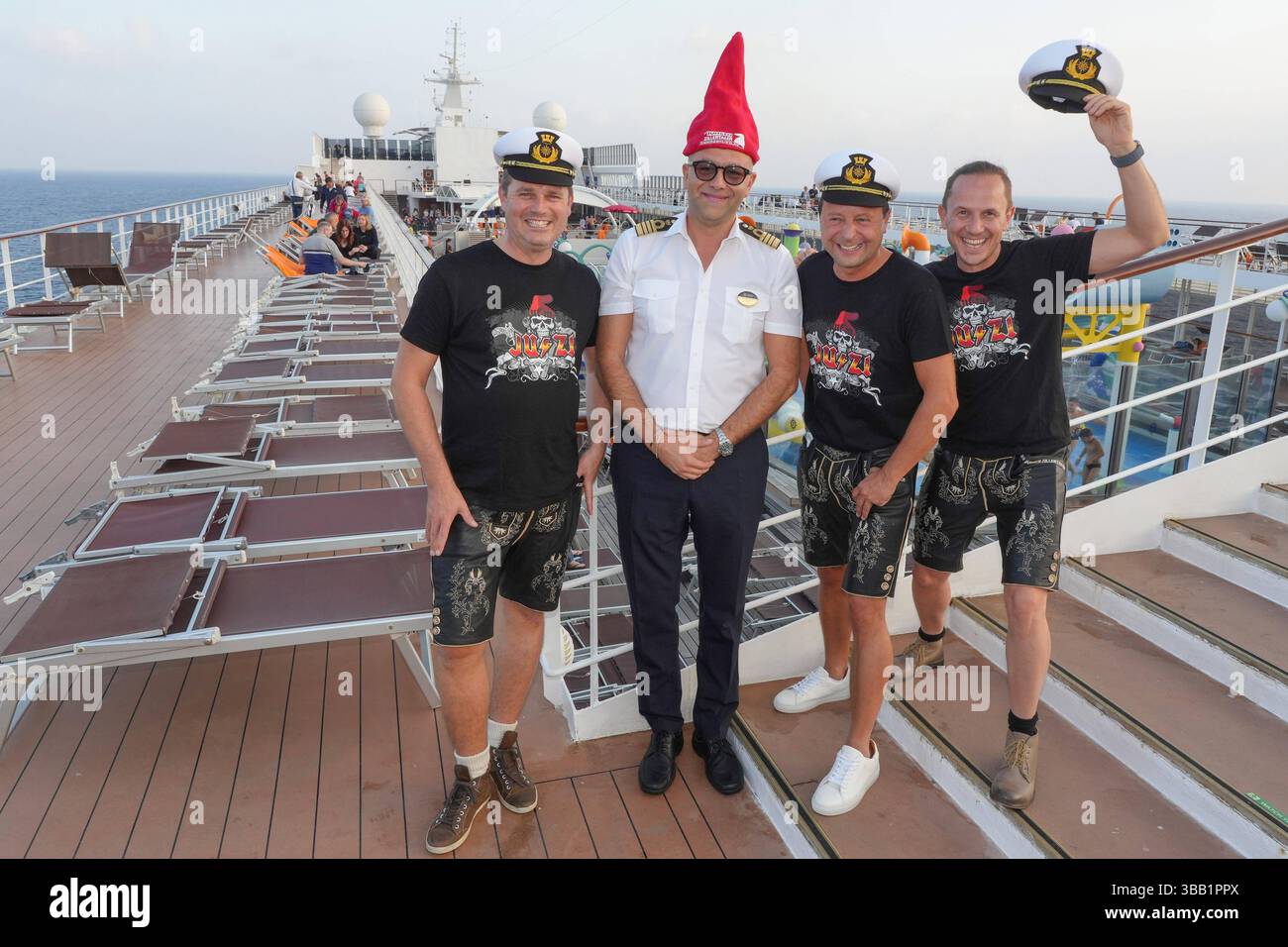 Die jungen Zillertaler JUZI gingen fuer eine Woche mit rund 80 Fans auf ...