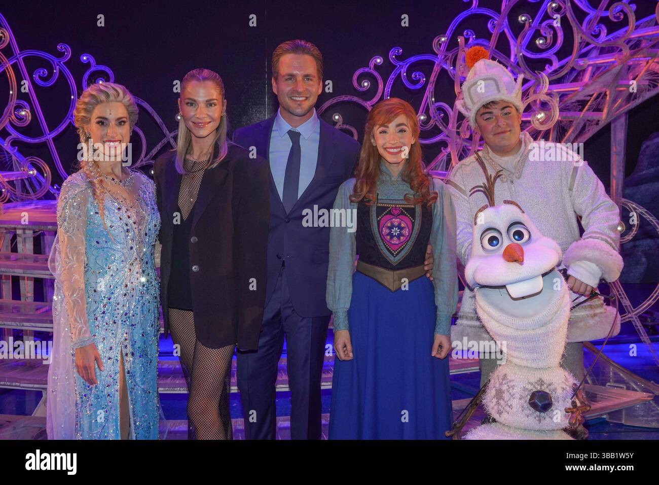 Blauer Teppich und Schneefall, Premiere zum Musical Disneys Die ...