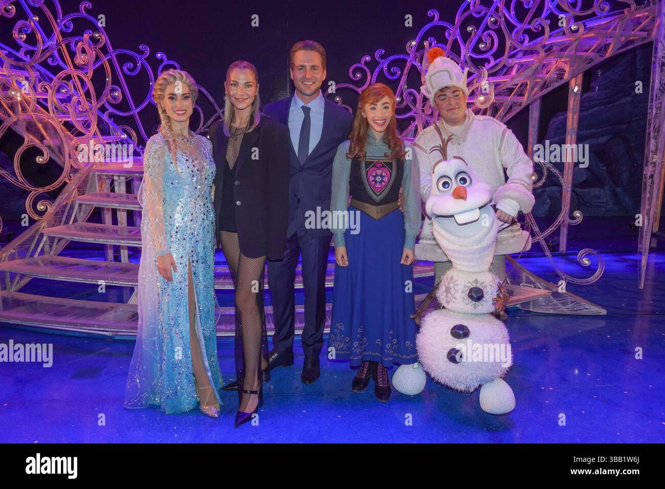 Blauer Teppich und Schneefall, Premiere zum Musical Disneys Die ...