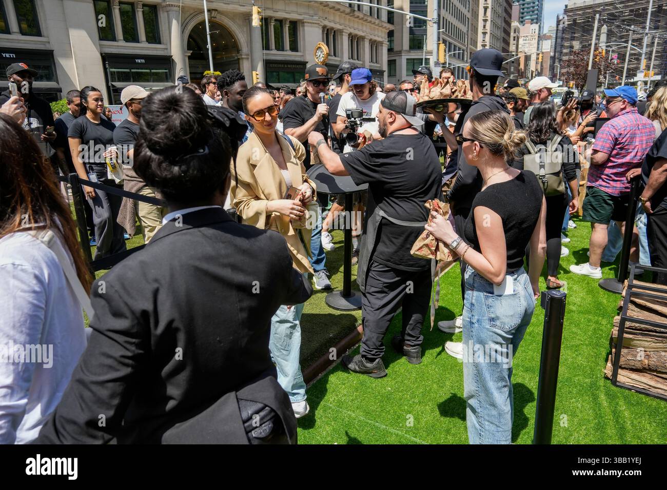 Hundreds of BBQ aficionados converge on Flatiron Plaza in New York on ...