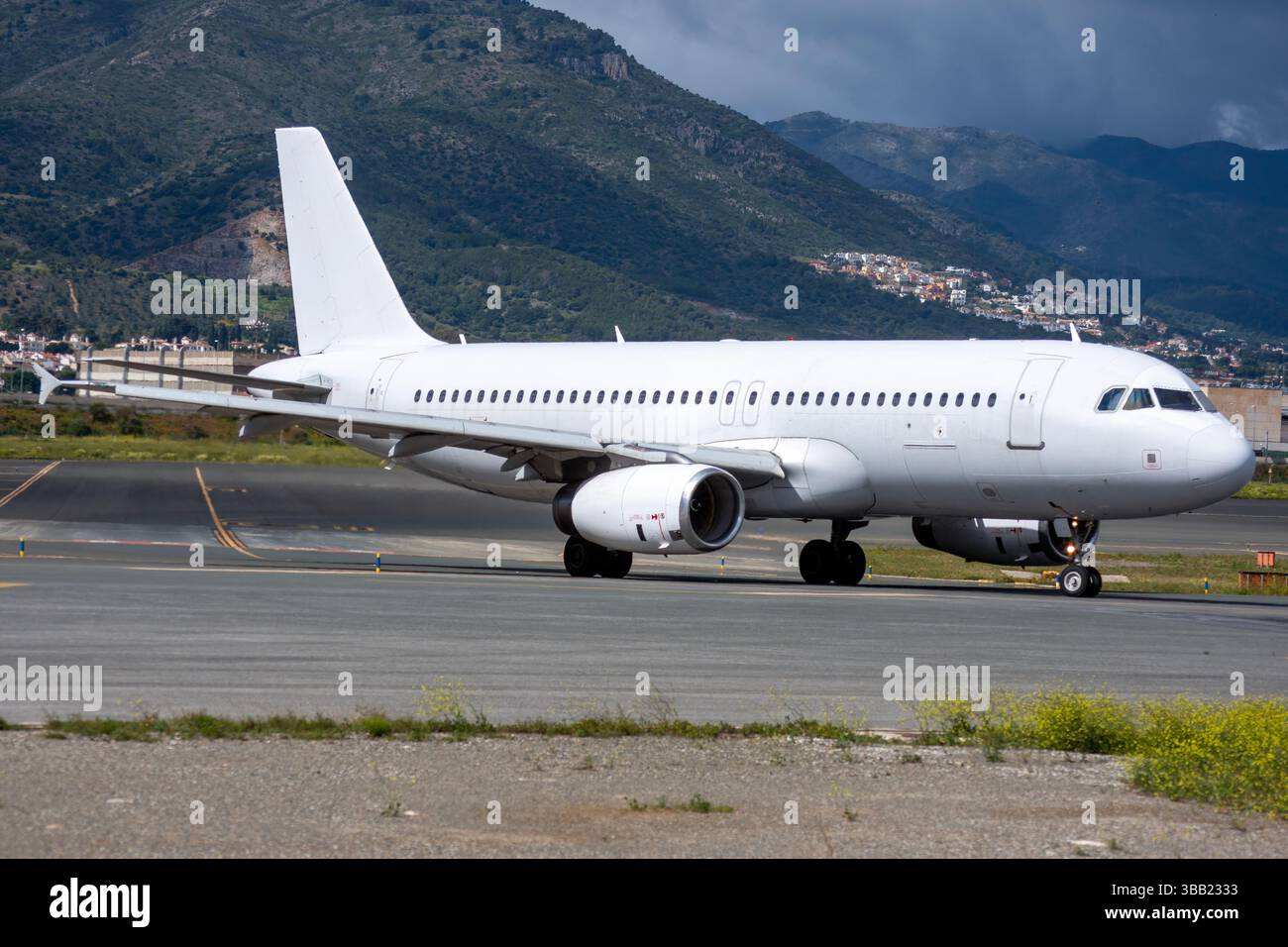 Volar a320 hi-res stock photography and images - Alamy