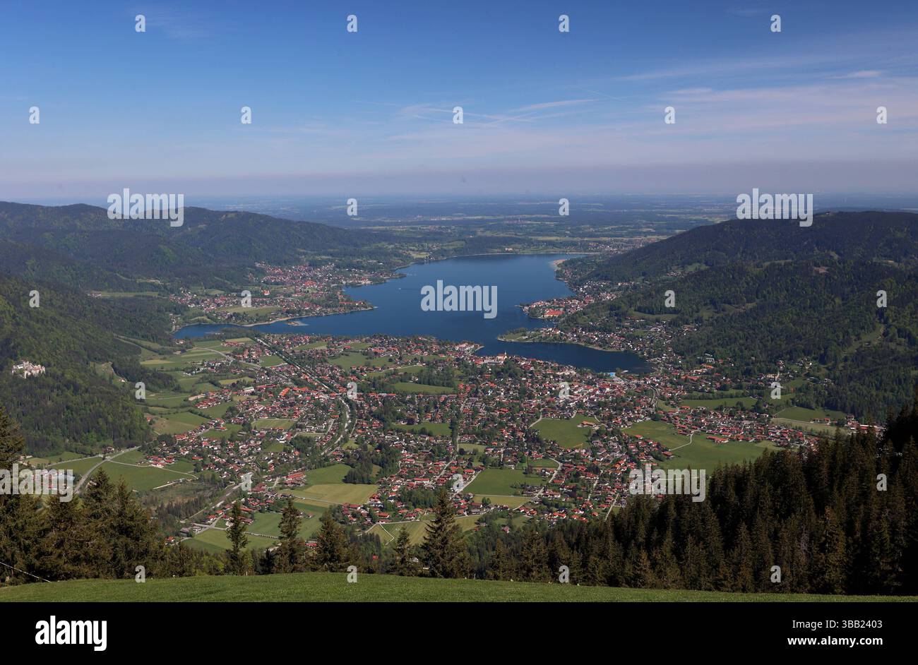 Hier der Blick am Wallberg, Gipfel im Mangfallgebirge Kreis Miesbach hoch über Rottach-Egern auf ...