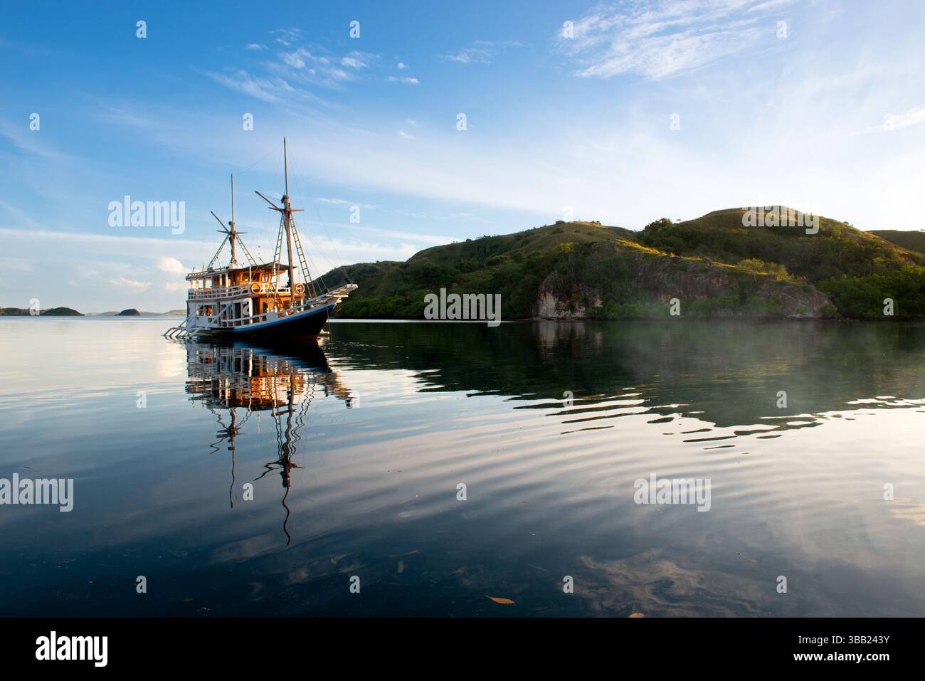 A traditional phinisi sailing boat in Komodo archipelago, Indonesia ...