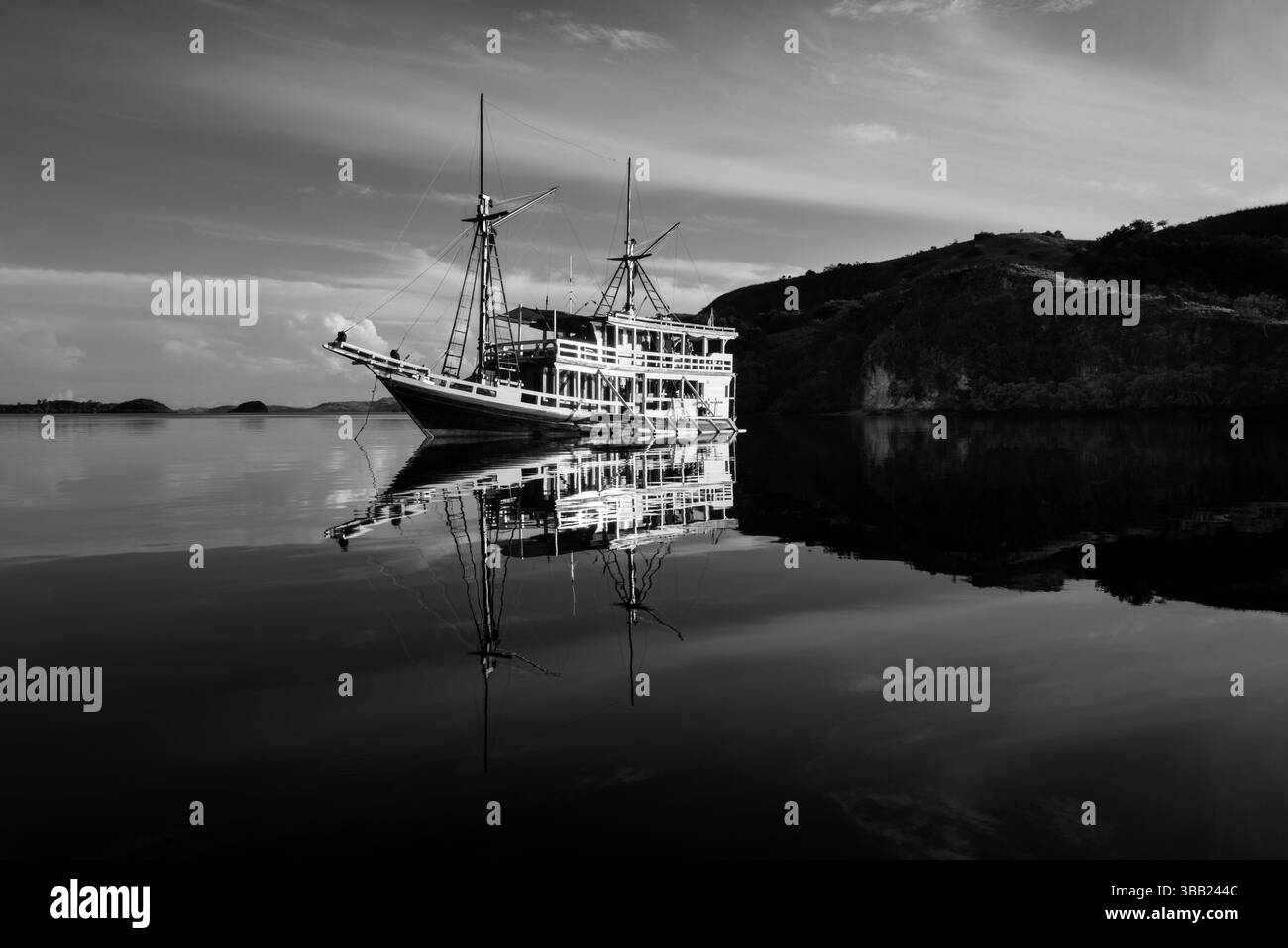 A traditional phinisi sailing boat in Komodo archipelago, Indonesia ...