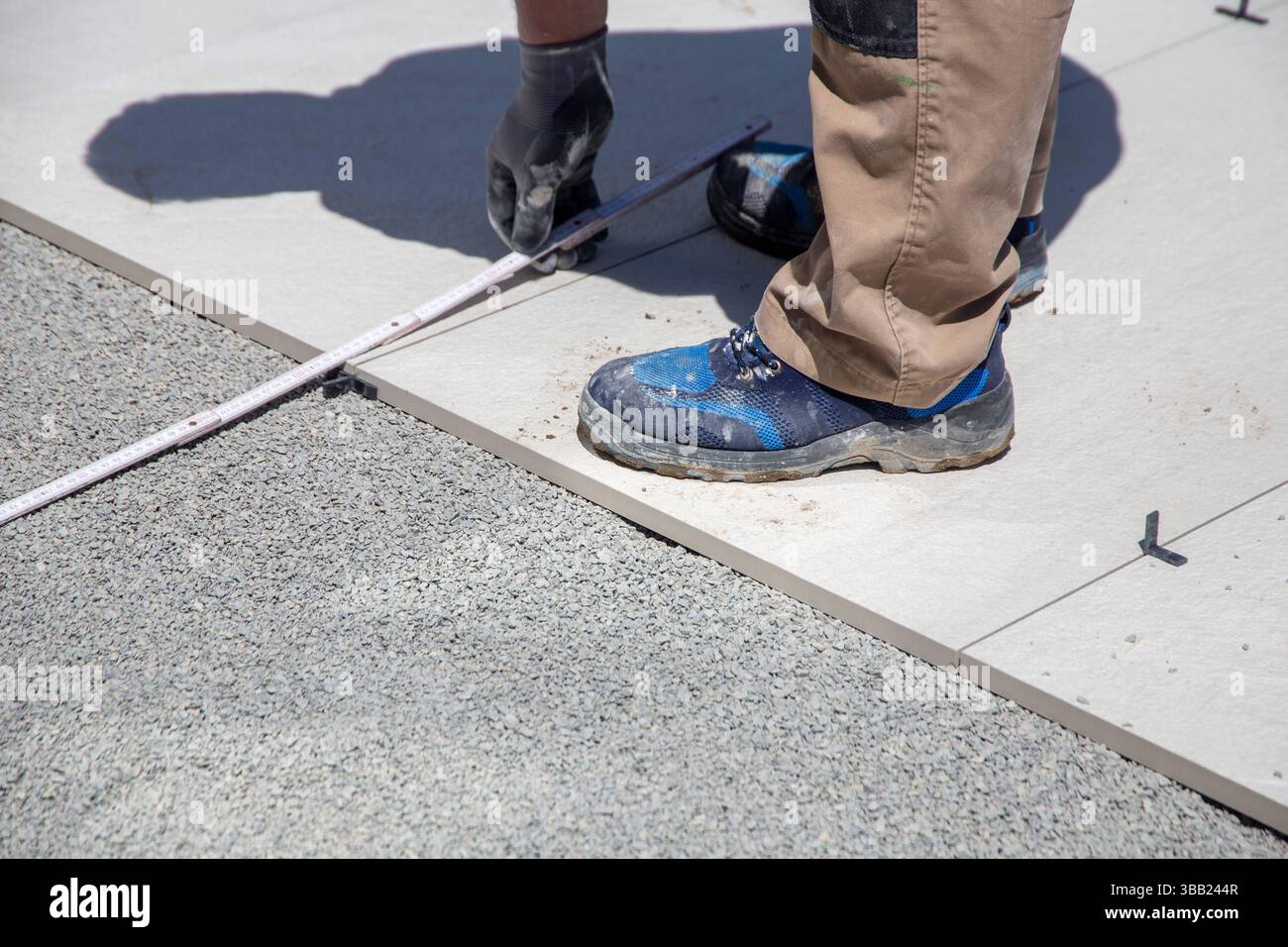 Elegantes Welcher Handwerker Verlegt Terrassenplatten Fotos