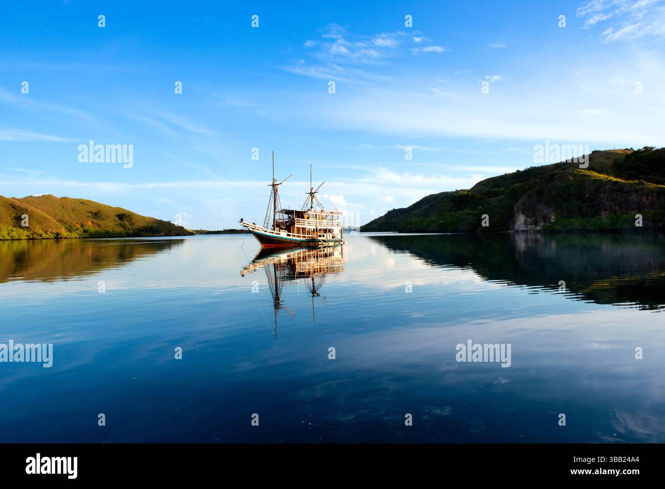 A traditional phinisi sailing boat in Komodo archipelago, Indonesia ...
