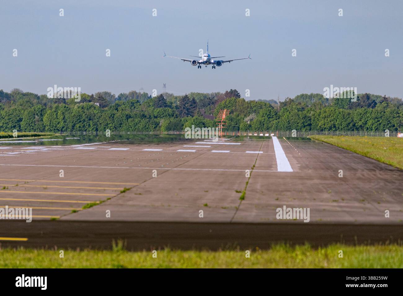 Airplane approaching on landing hi-res stock photography and images - Alamy