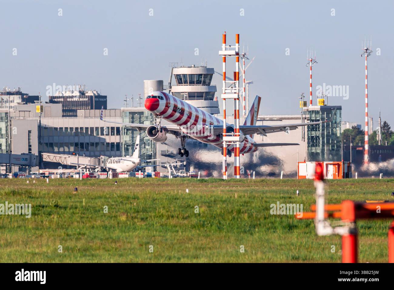 Startendes Flugzeug von Condor auf dem Airport DUS - Düsseldorf ...