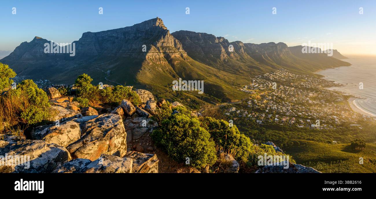Panoramic view of the iconic Table Mountain and the Twelve Apostles (a ...