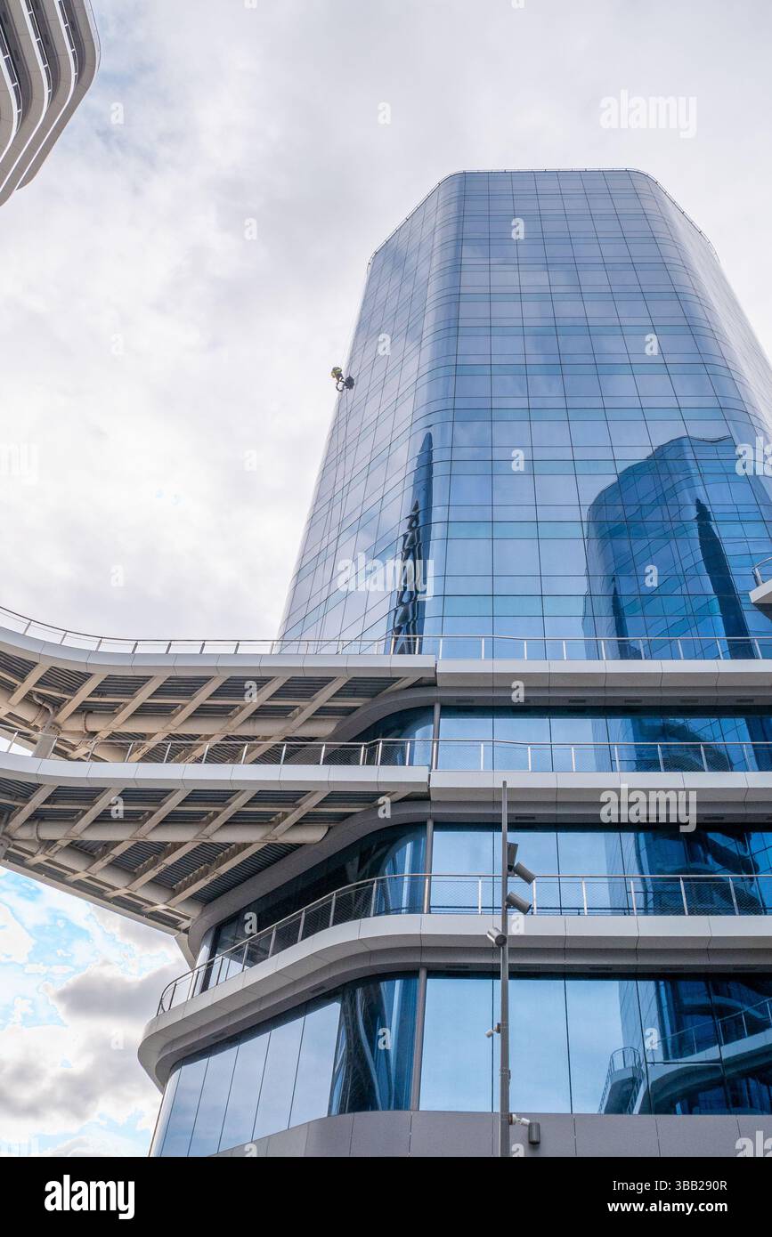 Modern skyscraper sleek glass hi-res stock photography and images - Alamy