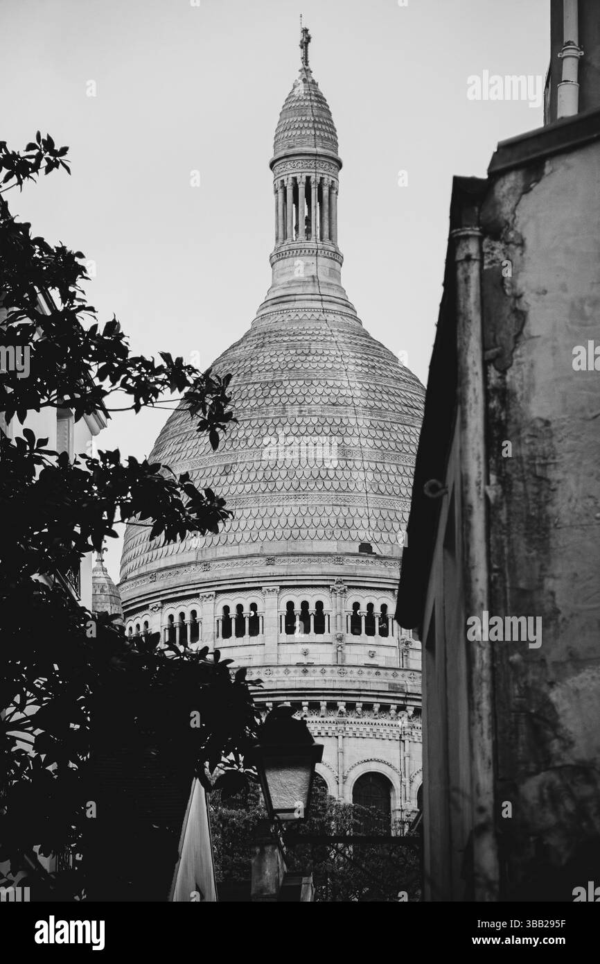 Montmartre street in paris Black and White Stock Photos & Images - Alamy