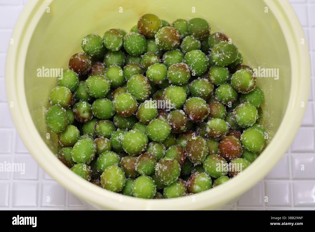 How to make Japanese crunchy pickled plums - Pre-pickling small plums ...
